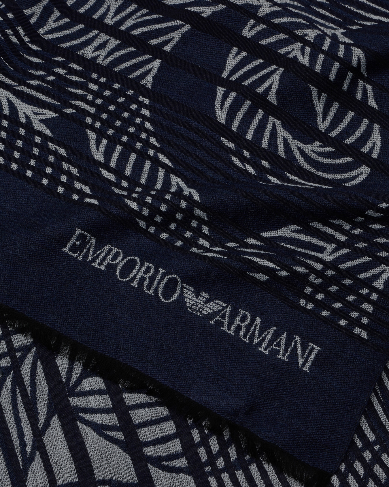 Plated-effect viscose blend stole with jacquard pattern | Emporio Armani